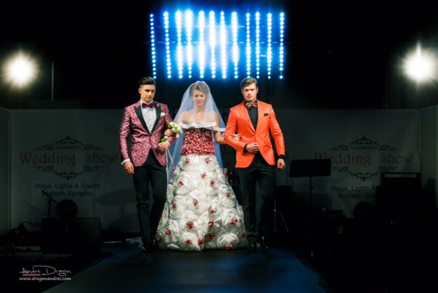 Vacantele in tarile calde l-au inspirat! Vezi cum arata ultima rochie ...