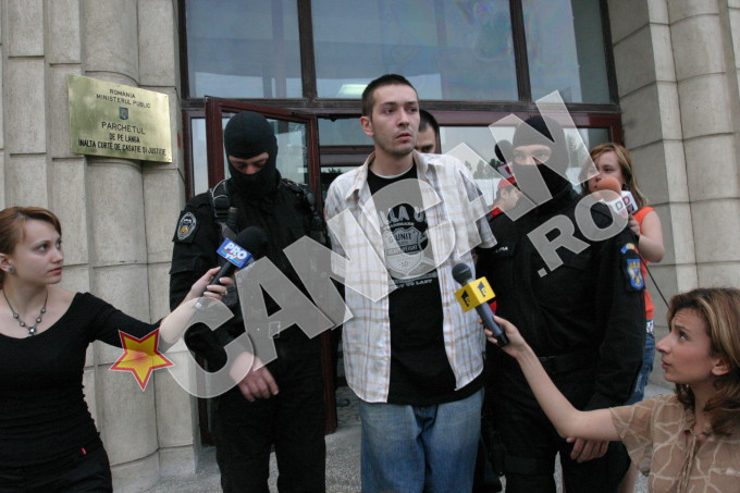 Solidaritatea fostilor puscariasi! Sisu sare in apararea pictorului de ...