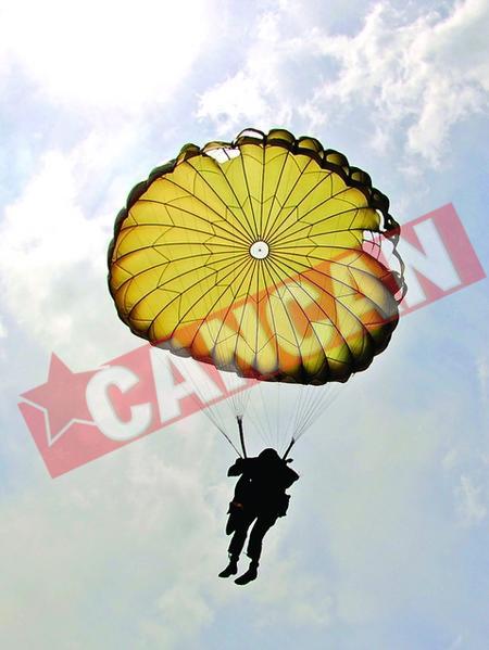 Sare cu parasuta la 84 de ani