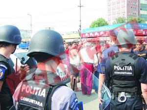 Politisti comunitari raniti de comerciantii din piata Obor