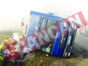 Autocamion cu baterii periculoase, rasturnat
