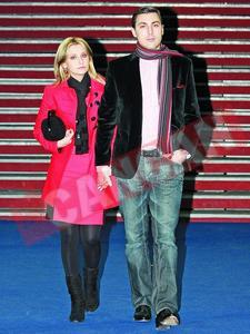 Iubitul ii duce pachetelul la studio