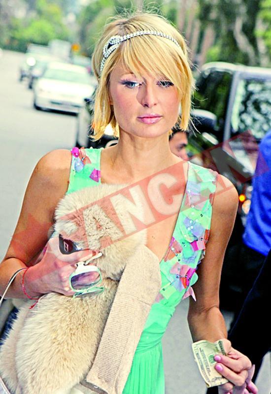 Si-a aprins tigara stand in genunchi