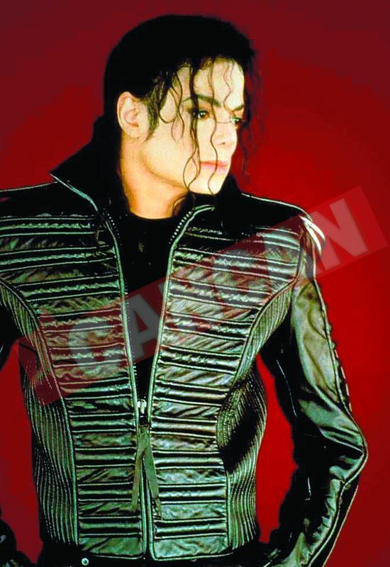 Michael Jackson a iesit pe strada rujat si fara masca