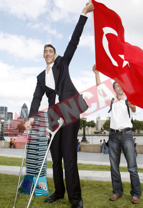 El este cel mai inalt om din lume