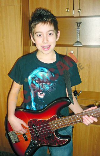 "Canta la bassul ramas de la bunicul sau"