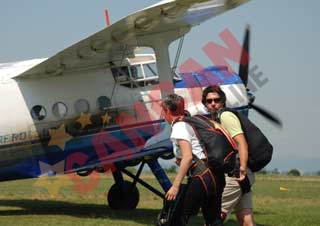 Marius Duta deschide sezonul de parasutism