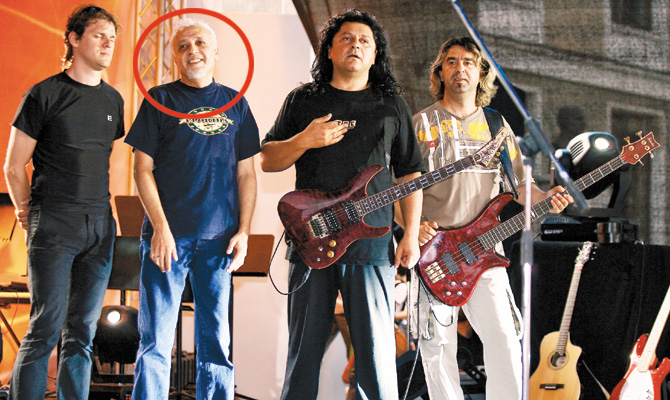 Compact si-a pierdut bateristul!