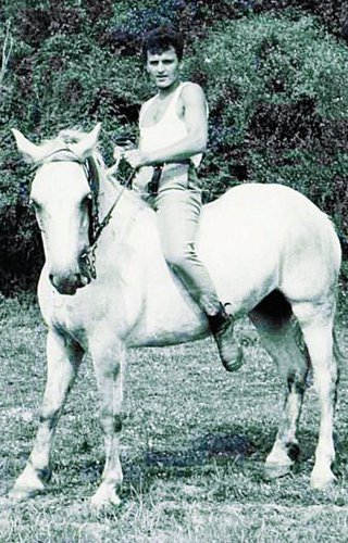 Si-a lansat blogul cu poze pe un cal alb!