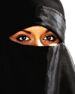 Ca sa nu isi faca de rusine familia, tinerele musulmane merg la medic ...