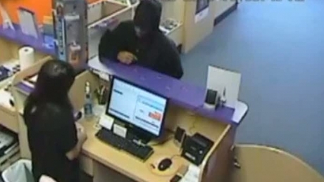 O vanzatoare din SUA a convins un hot sa plece dupa ce i-a vorbit ...