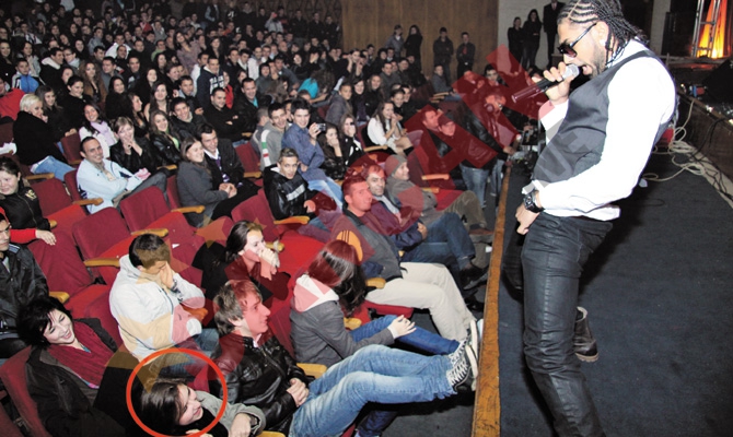 Connect-R se apara: "Fata aia nu a venit la spectacol ca sa ma asculte ...