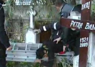 VIDEO Narcoticele l-au bagat in mormant! Un drogat a cazut de la 12 ...