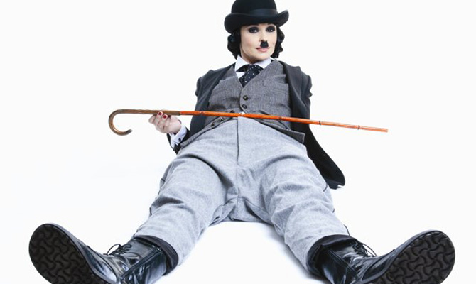 Andreea Marin Banica cu mustata si baston! "Zana" s-a transformat in ...