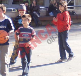 Copiii lui Sandu Neagu joaca baschet pe strada