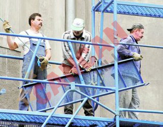 Un muncitor a murit dupa ce a cazut de la 4,5 metri