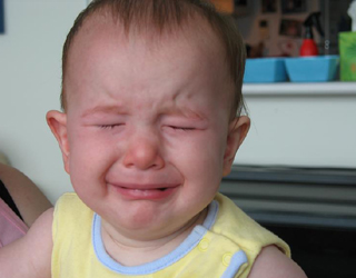 O femeie din Bacau a fost prinsa cand isi abandona in tufisuri fetita ...