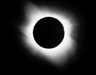 2011 vine cu eclipsa de soare vizibila in Romania si furtuni solare!