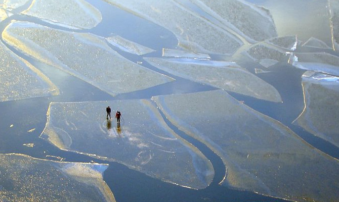 Noroc chior! Doi patinatori suedezi au ramas izolati in mijlocul unui ...