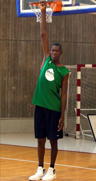 La 16 ani, are 2,27 metri inaltime