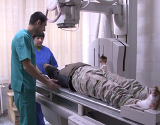 Muscat de urs in timp ce curata zapada