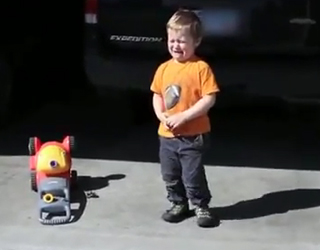 Da-l pe facebook! Cel mai emotionant video ever! Un copil plange de ...