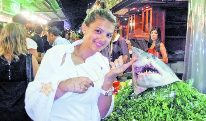 Sorina Docuz s-a pozat cu un rechin expus pe taraba! Fascinata de pradatori