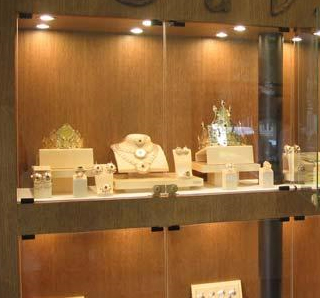 Bijuterii contrafacute au fost depistate in magazine din Ploiesti