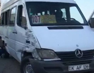 Un microbuz scolar in care se aflau 15 elevi s-a rasturnat, doi dintre ...