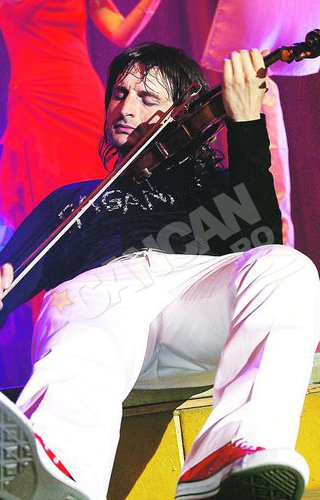 Celebrul violonist cu Stradivarius a cazut pe treptele hotelului. Edvin ...