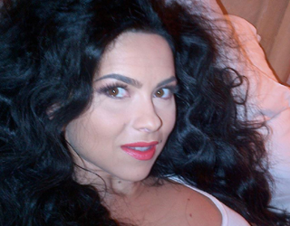 Inna este din ce in ce mai obosita! Vezi ce ochi rosii are cu cateva ...