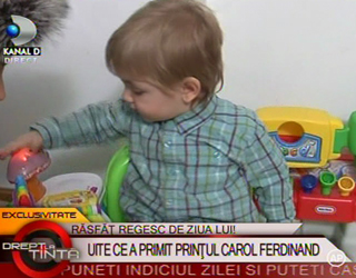 VIDEO Printul Carol a primit cadou un scaun muzical de la nasa lui ...