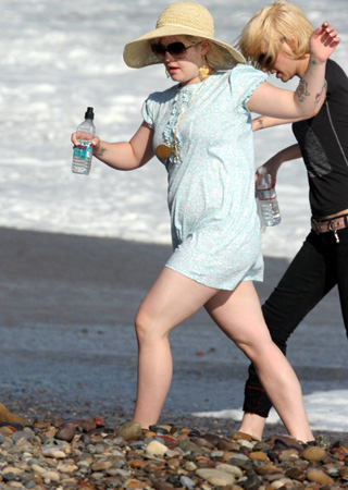 Kelly Osbourne, ieri - urata si grasa, azi - sexy si frumoasa! Vezi ...