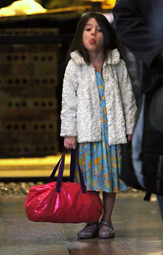 Rasfatata Suri scoate limba la paparazzi