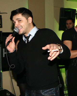 Cum petrece Liviu Varciu de Dragobete: cu trupa Generic si inconjurat ...