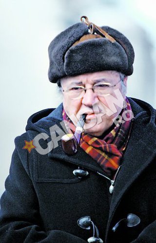 Au dat-o la pipa pacii pentru o plimbare de primavara. Cristoiu fumeaza ...