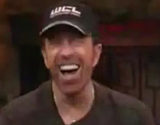 Chuck Norris face misto de el! Uite-l cat de amuzant e cand citeste ...