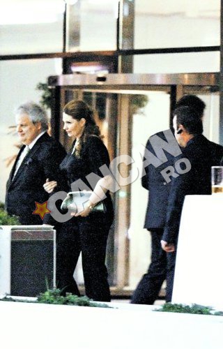 Jean Valvis tine la brat o doamna de vis. A parasit "Oscarurile" in ...