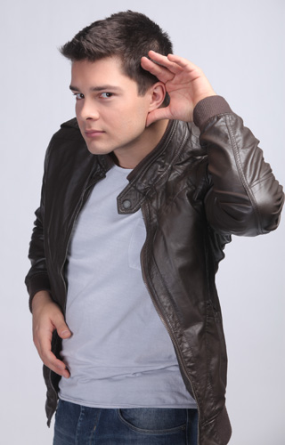 Mircea Ivan, prezentatorul stirilor din sport de la DIGI24, compune ...