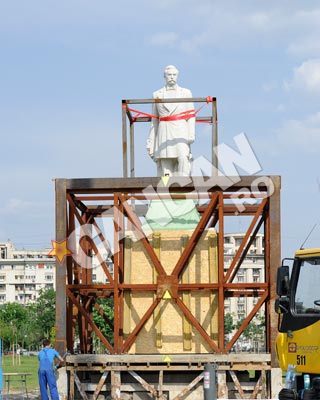 Se muta statuile inapoi la Piata Universitatii