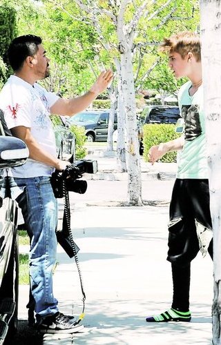 Justin Bieber si-a varsat nervii pe un paparazzo. S-a crizat ala micu'!