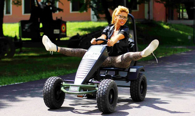 S-a cracanat in vazul tuturor! Uite cum face ravagii Andreea Banica ...