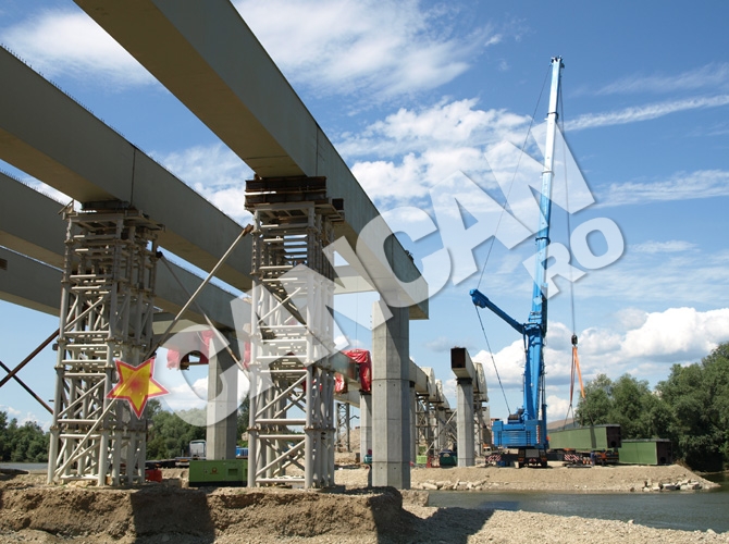 Megaconstructie peste raul Mures este montata cu o macara inchiriata ...