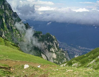 Un alpinist a murit dupa ce a cazut cativa zeci de metri intr-o ...