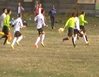 VIDEO In ligile inferioare de fotbal din Romania, mai periculos decat ...