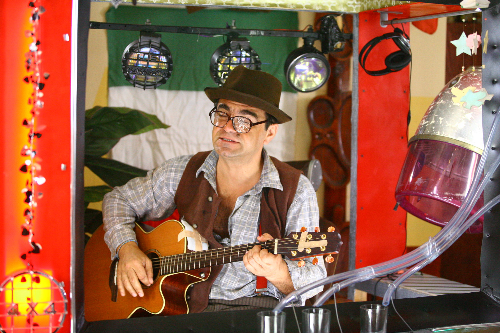 Diseară, la CANCAN TV, comedia e la ea acasă! Eroii serialului Las ...