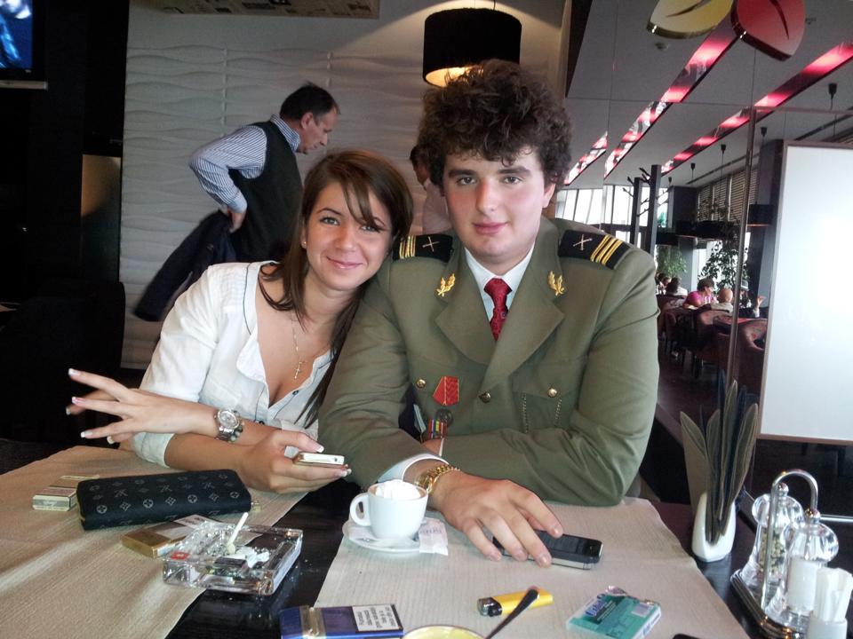 Victoraş Micula strică planurile familiei şi se logodeşte cu o fată ...