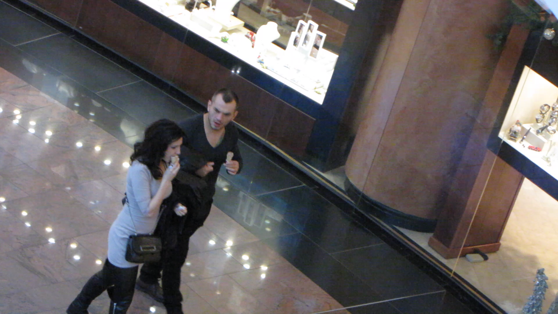 Daca-ti dau o inghetata, tu ma mai saruti o data? Vezi cum isi rasfata ...