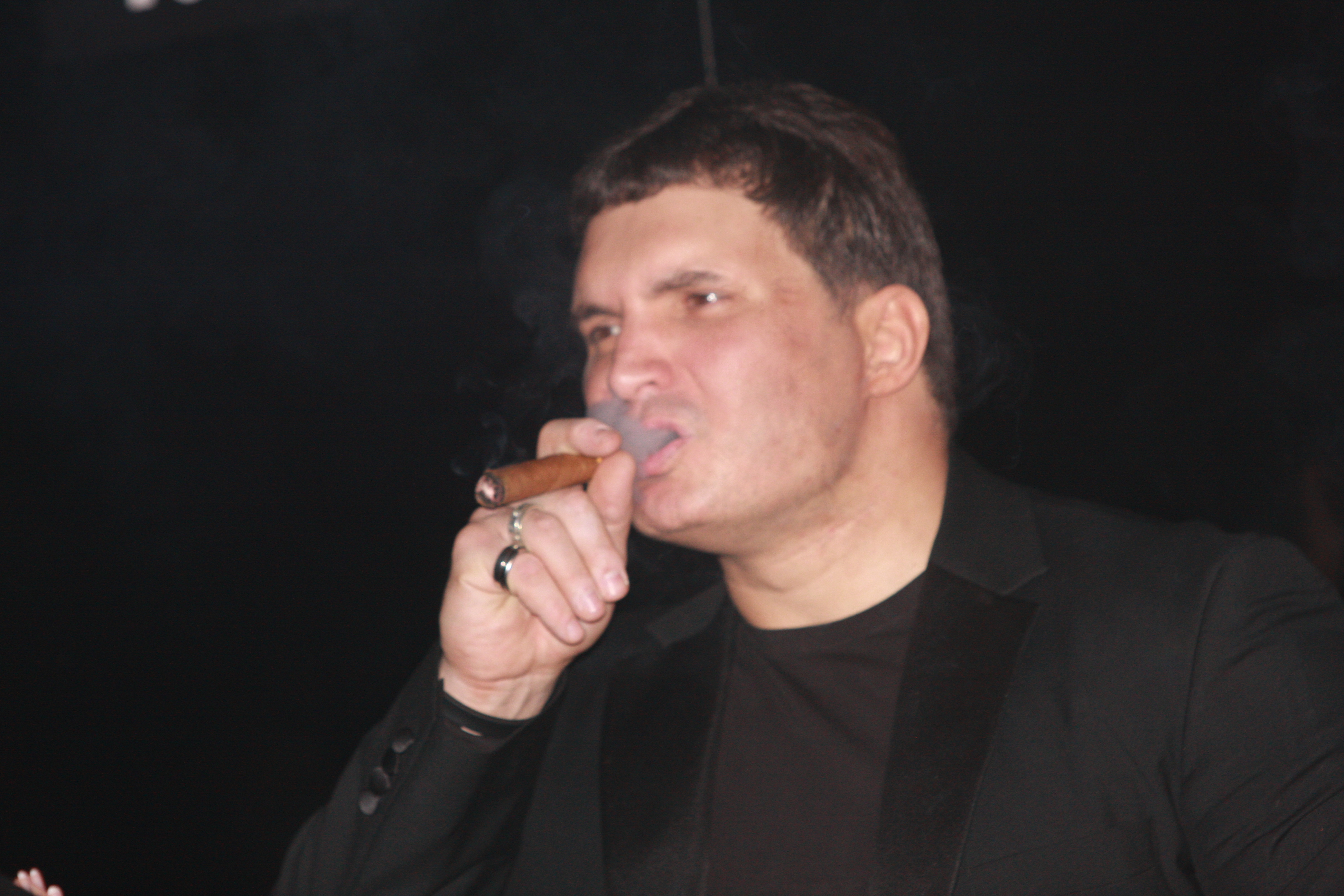 A invitat o bruneta la film, dar a uitat de bunele maniere. Regizorul ...