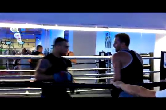 Ia lectii de box ca sa isi castige o reputatie buna in gasca! Se ...